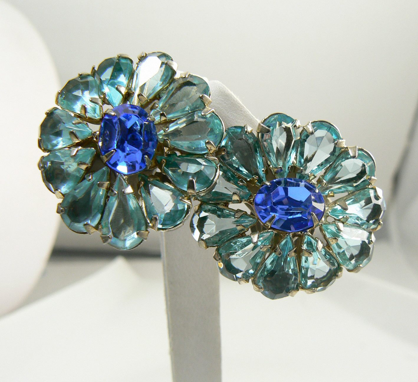 Vintage Weiss Blue Rhinestone Flower Clip Earrings